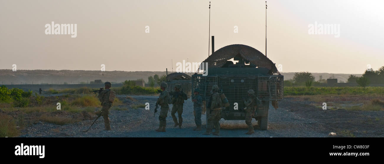 Soldiers with 2nd Platoon, Apache Company, 1st Battalion, 23rd Infantry ...