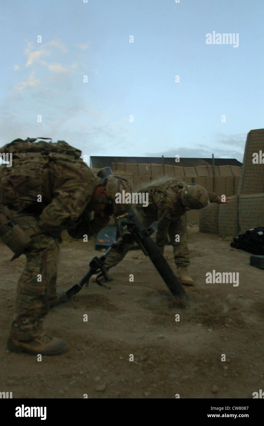 U s army mortar team hi-res stock photography and images - Alamy