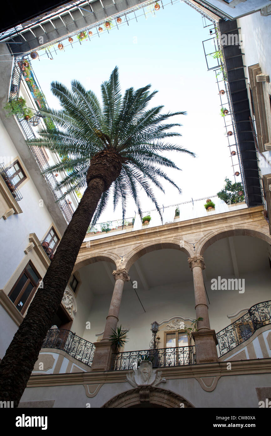 Courtyard with palm tree hi-res stock photography and images - Alamy