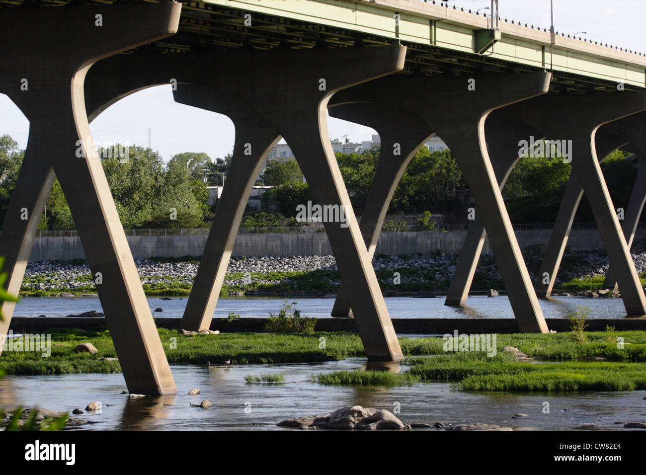 The Manchester bridge over the James river in Richmond, Virginia, USA ...