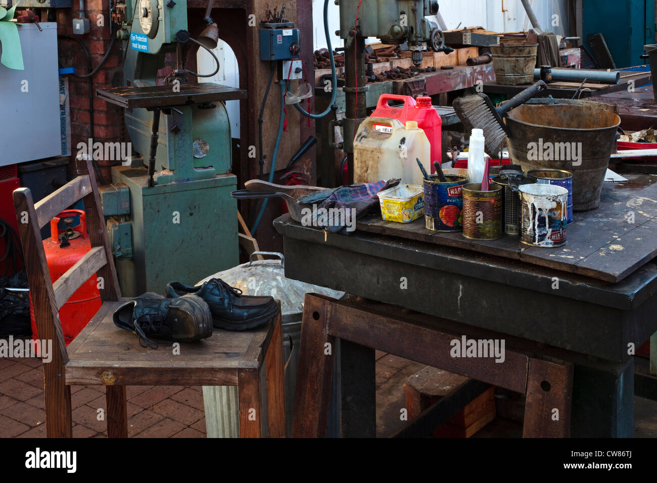 Untidy workplace hi-res stock photography and images - Alamy