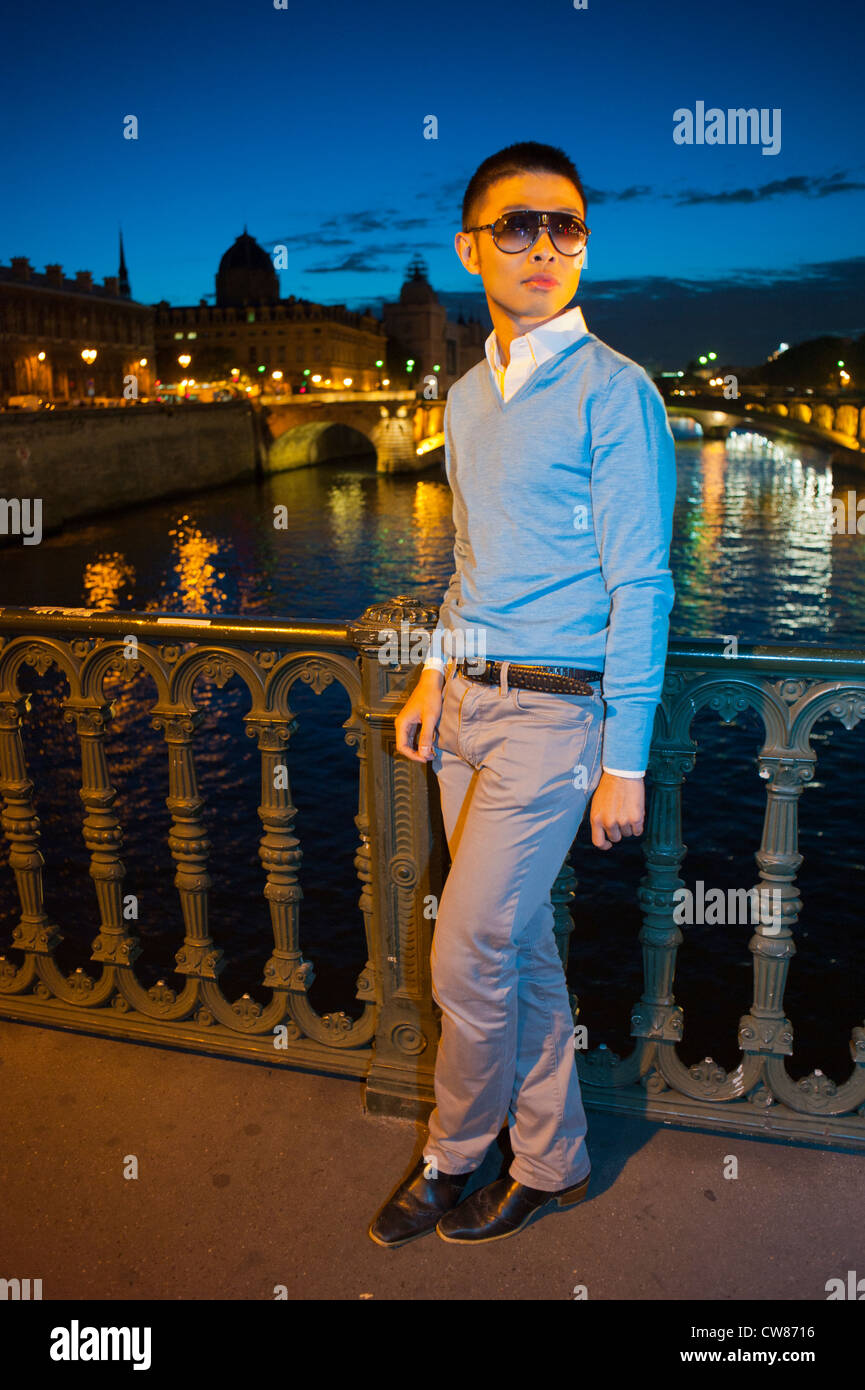 Posing bridge seine river paris hi-res stock photography and images - Alamy