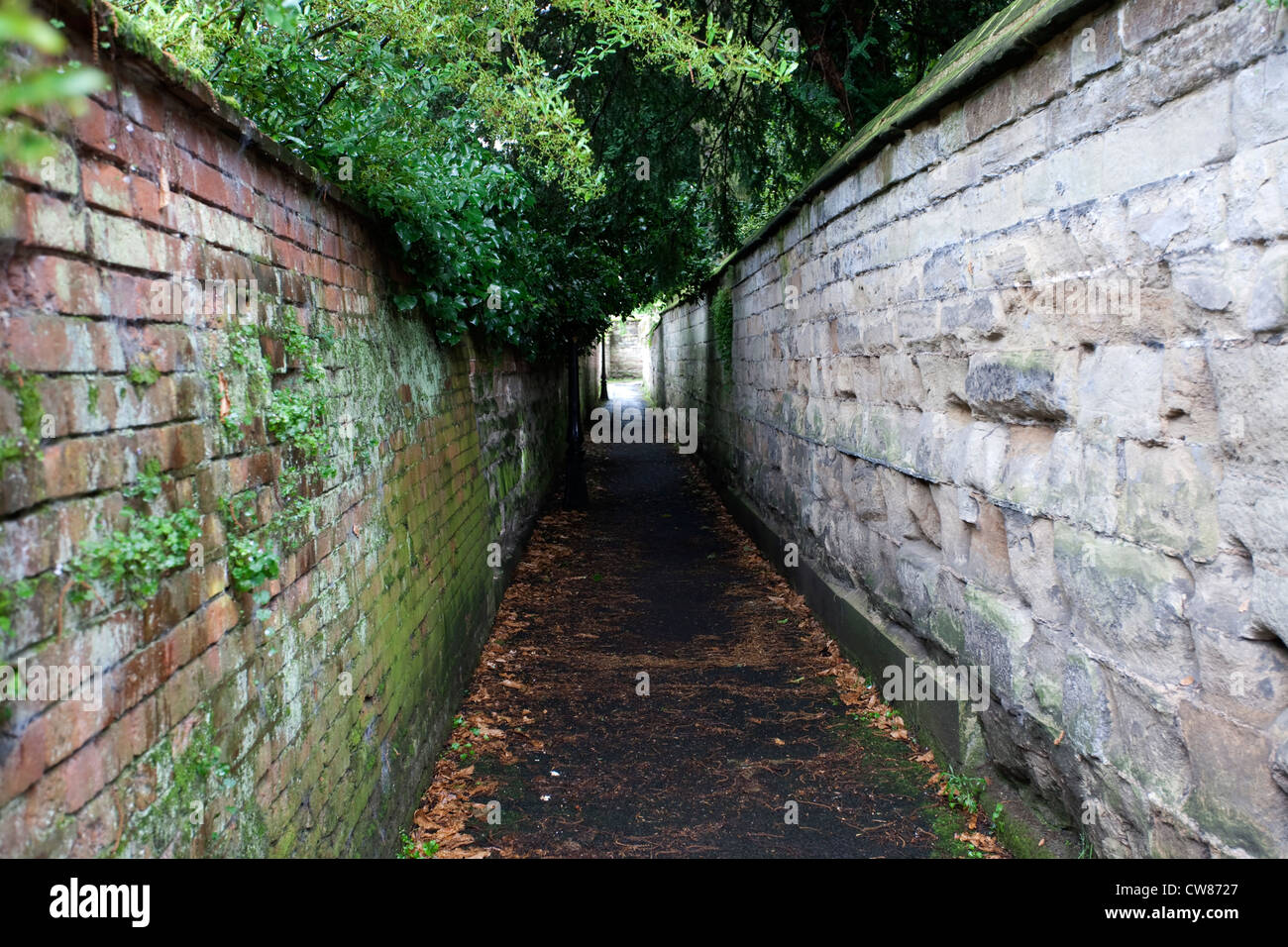 A narrow passageway leading to The Butts in Warwick Stock Photo - Alamy