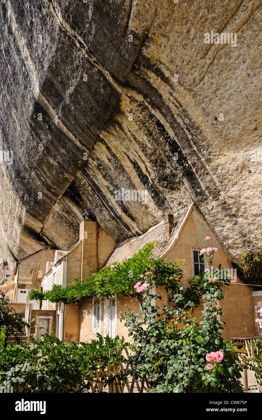 Cave house carved into the rock face of a cliff, Grotte du Grand Roc ...