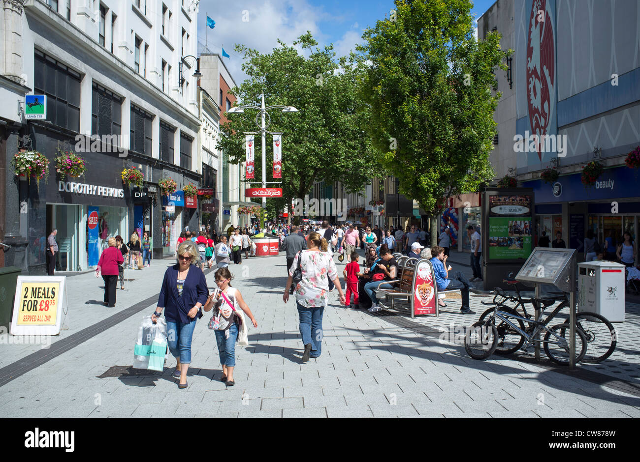 Cardiff queen street hi-res stock photography and images - Alamy