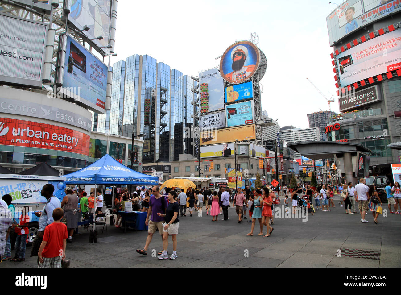 Dundas Square Stock Photos & Dundas Square Stock Images - Alamy