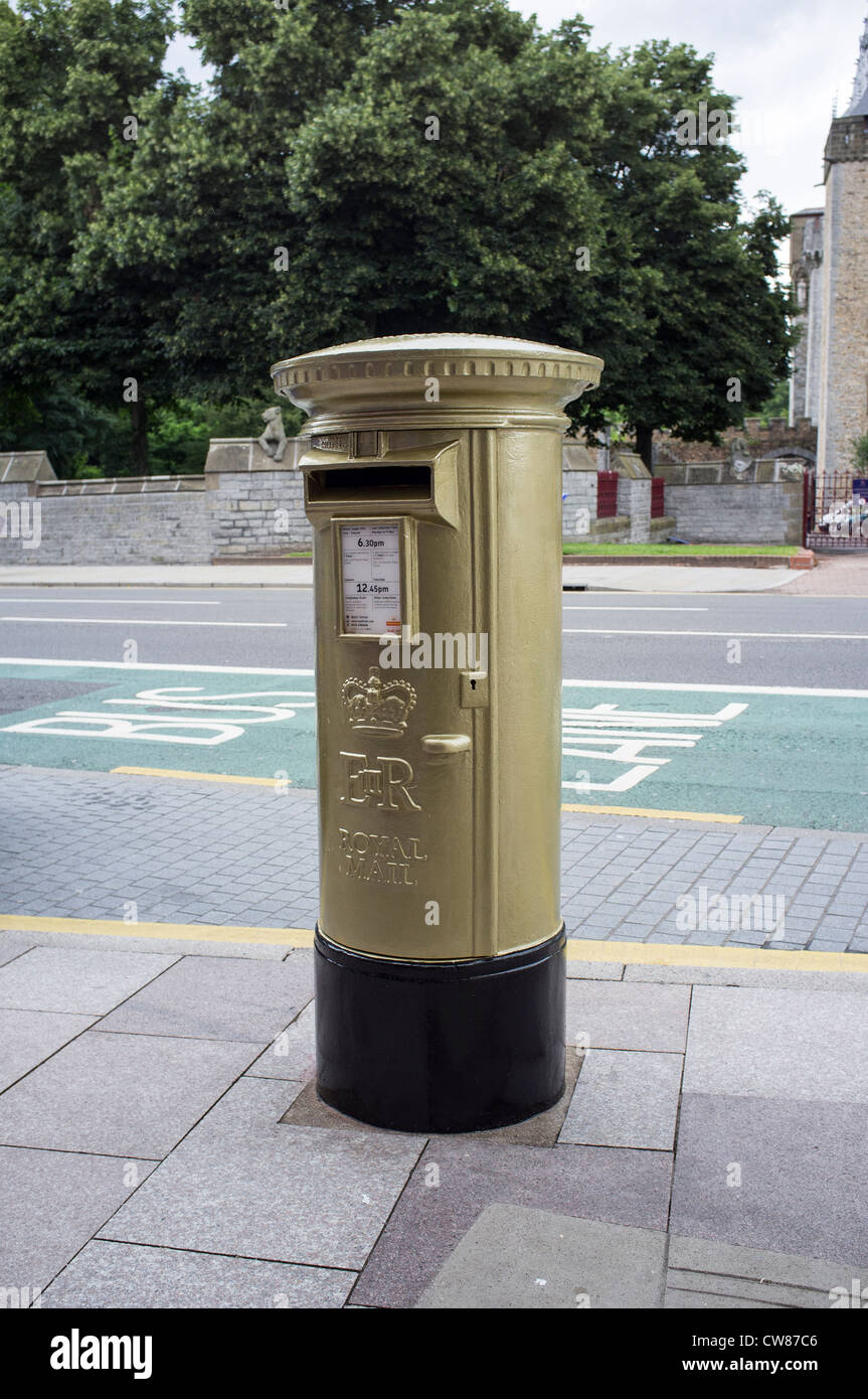 Gold postbox hi-res stock photography and images - Alamy