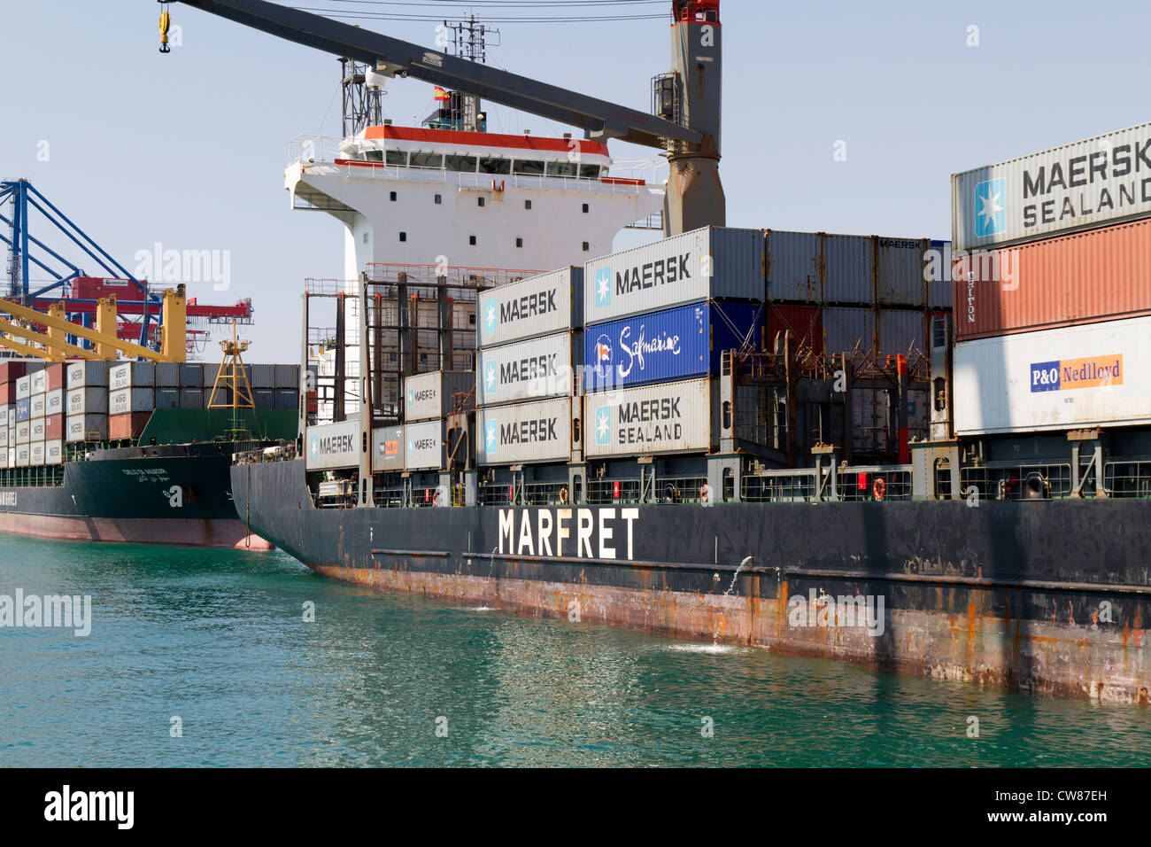 Shipping containers being loaded hi-res stock photography and images ...