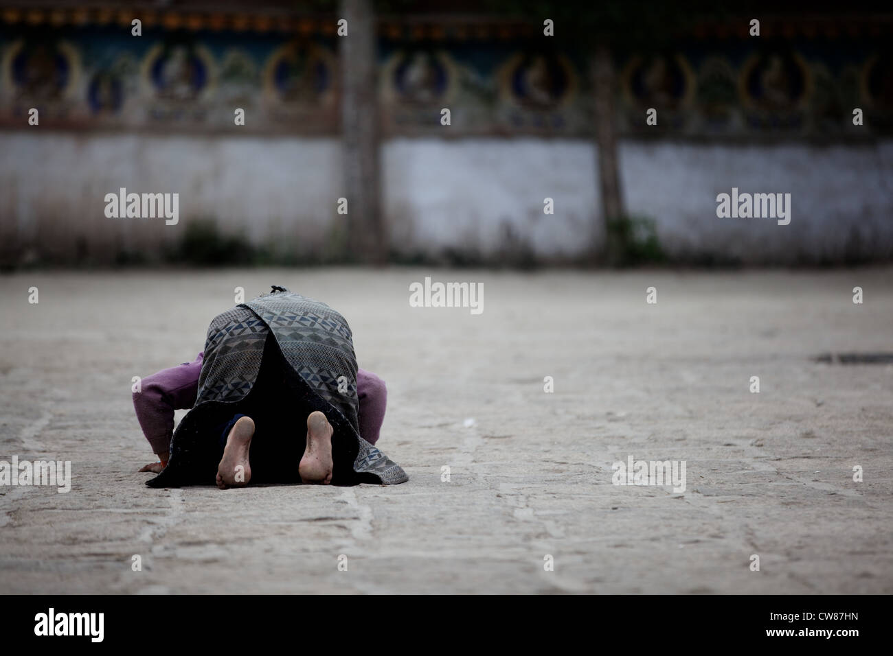 Kneel to pray hi-res stock photography and images - Alamy