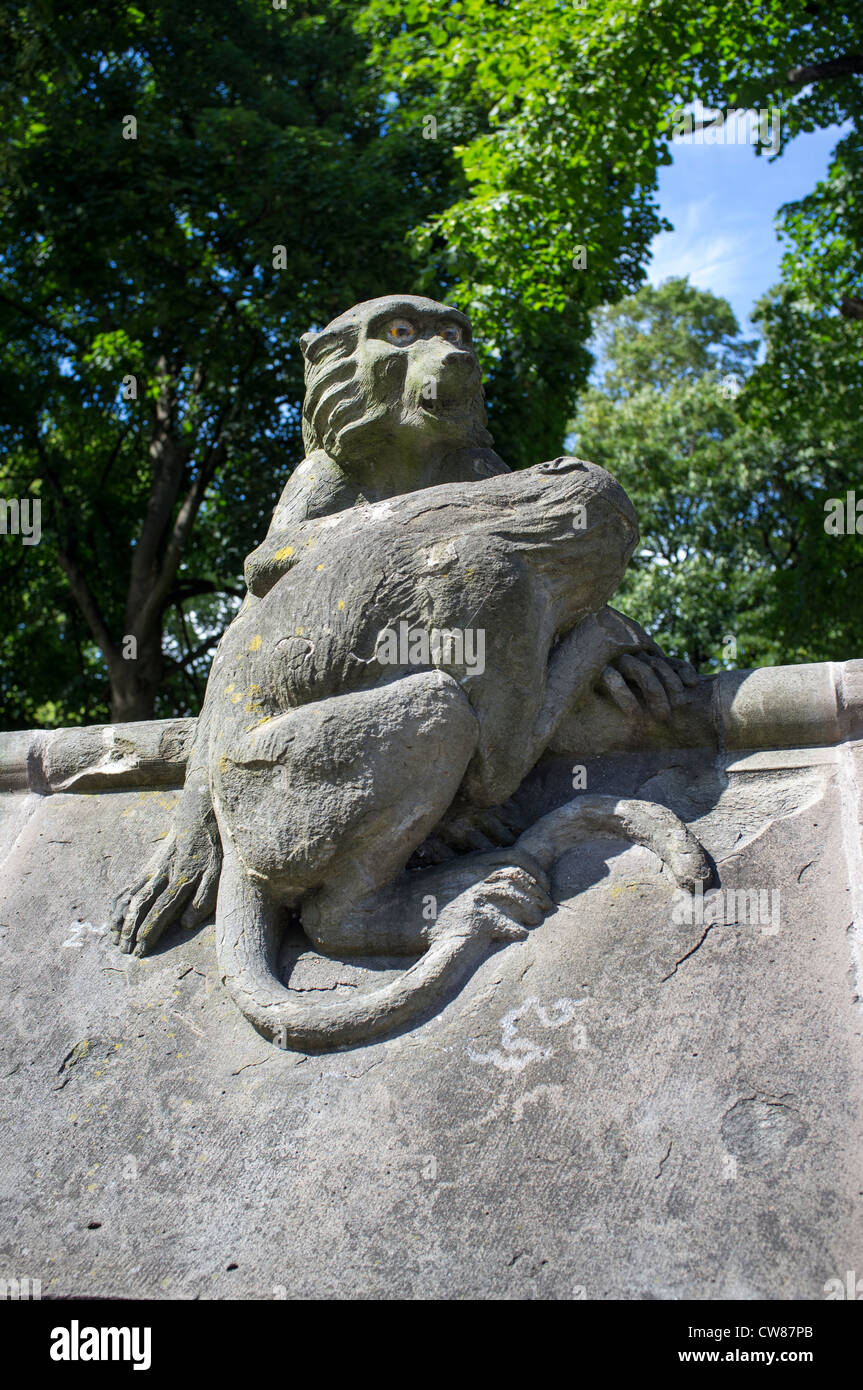 Animal statue hi-res stock photography and images - Alamy