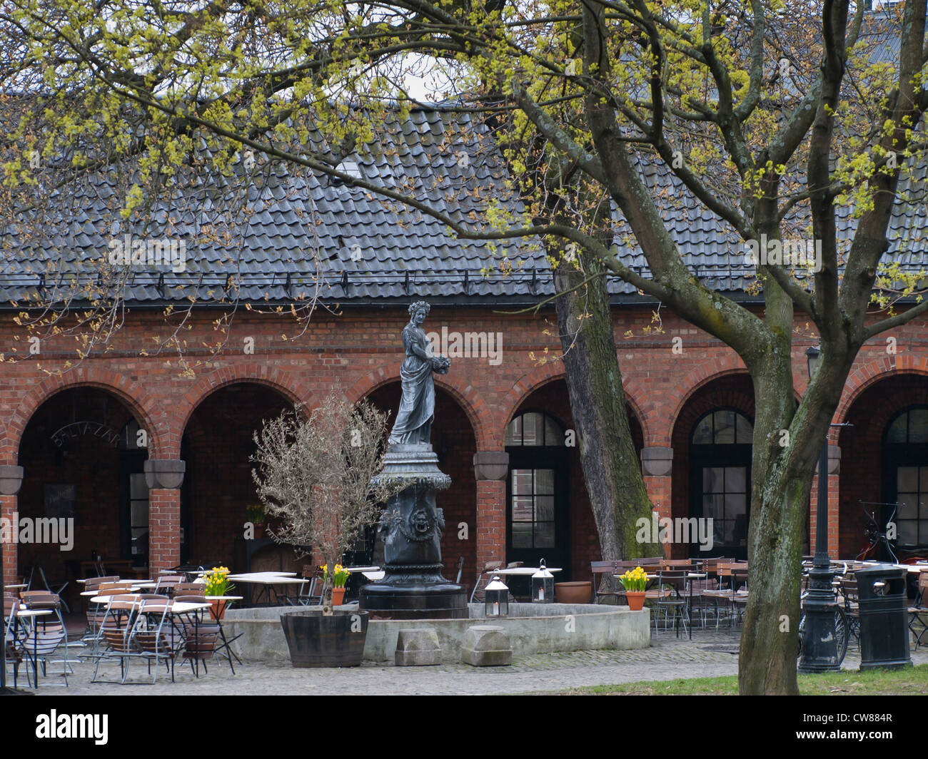 Outdoors restaurant in the arcade behind the cathedral in Oslo Stock ...
