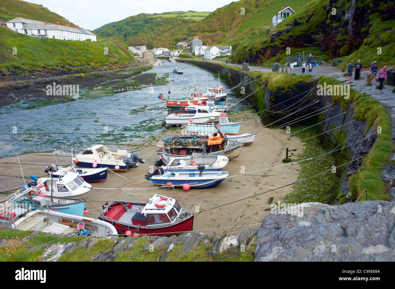 Boscastle harbour fishing boats hi-res stock photography and images - Alamy