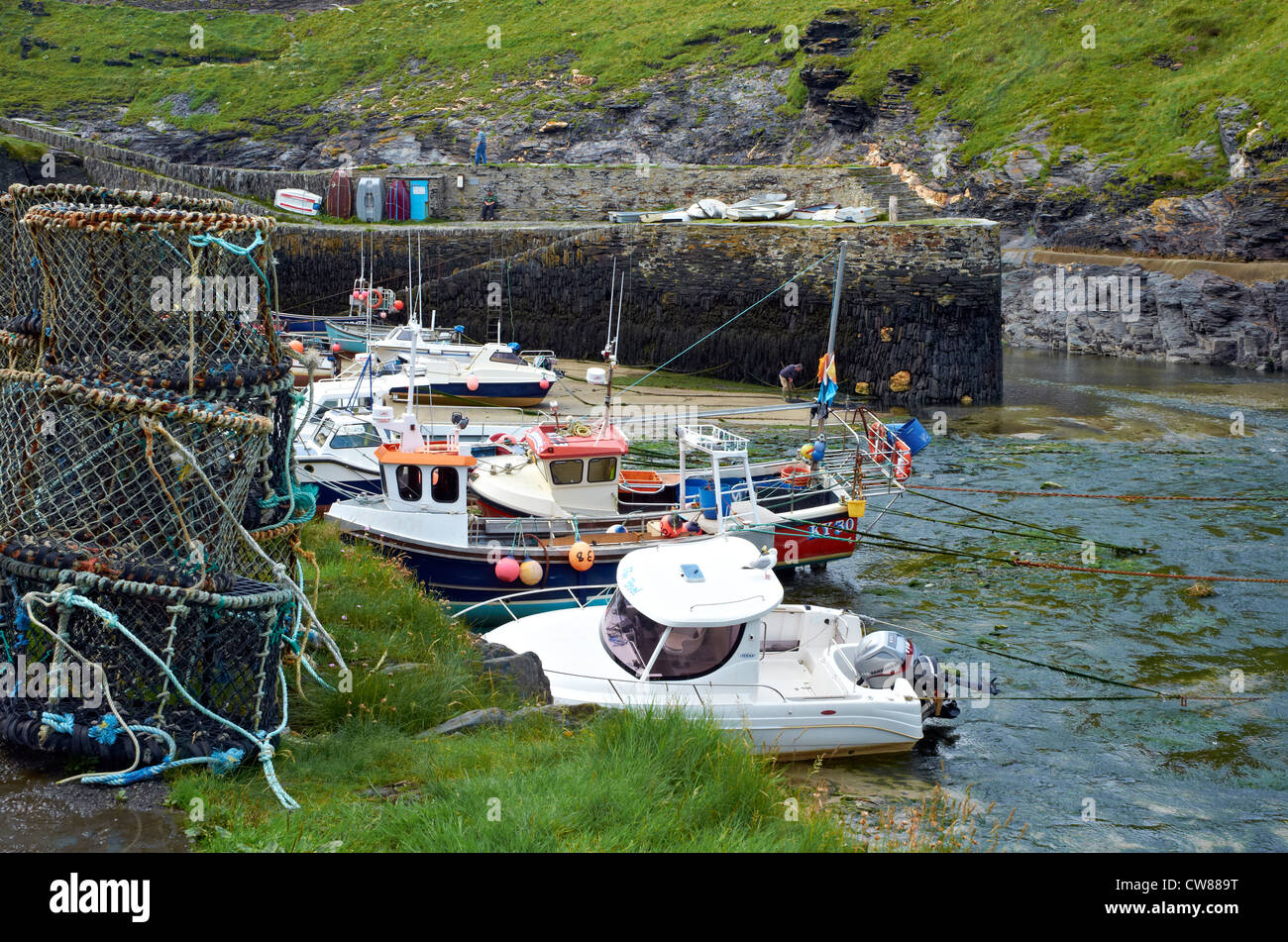 Boscastle harbour fishing boats hi-res stock photography and images - Alamy