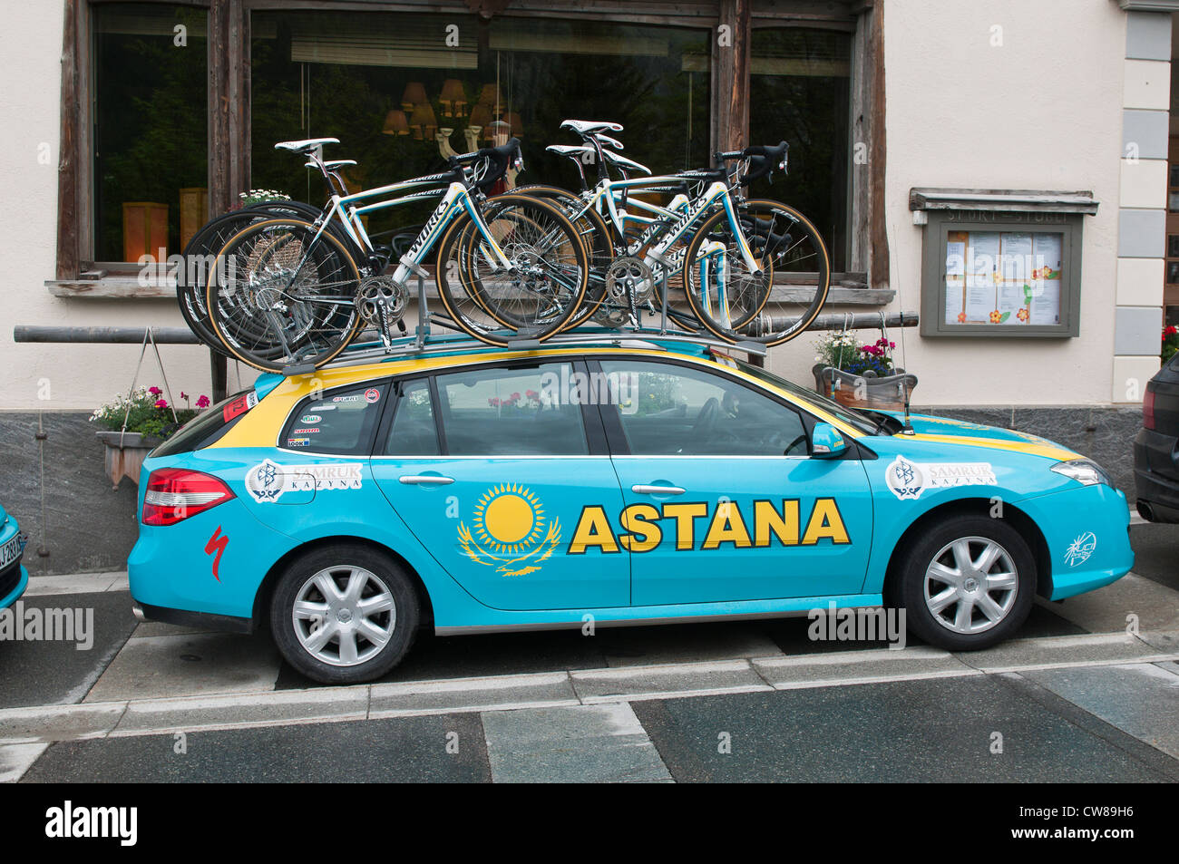 Cycling team car hi-res stock photography and images - Alamy