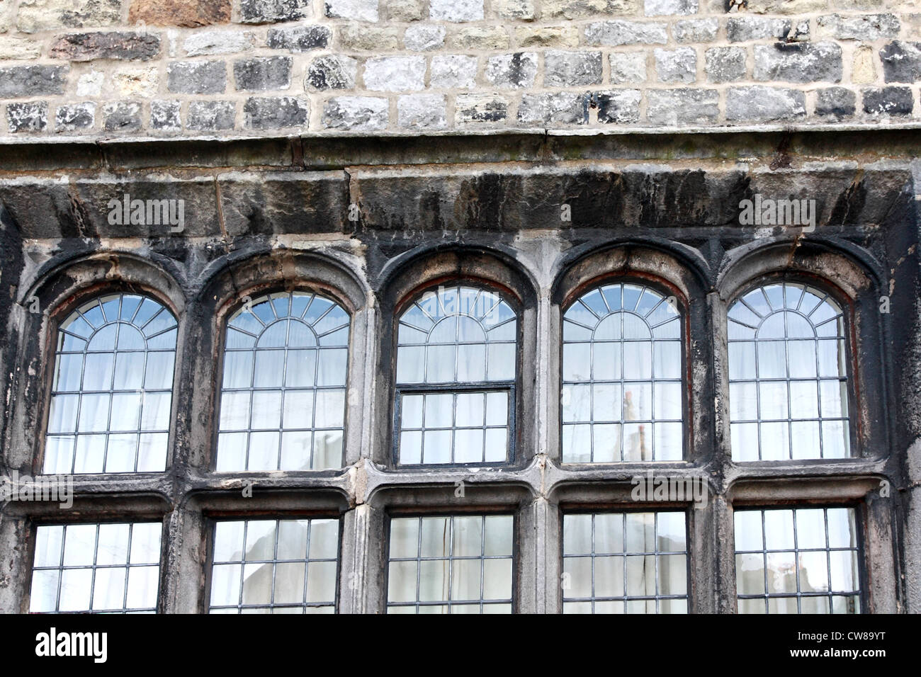 Gothic row of windows hi-res stock photography and images - Alamy