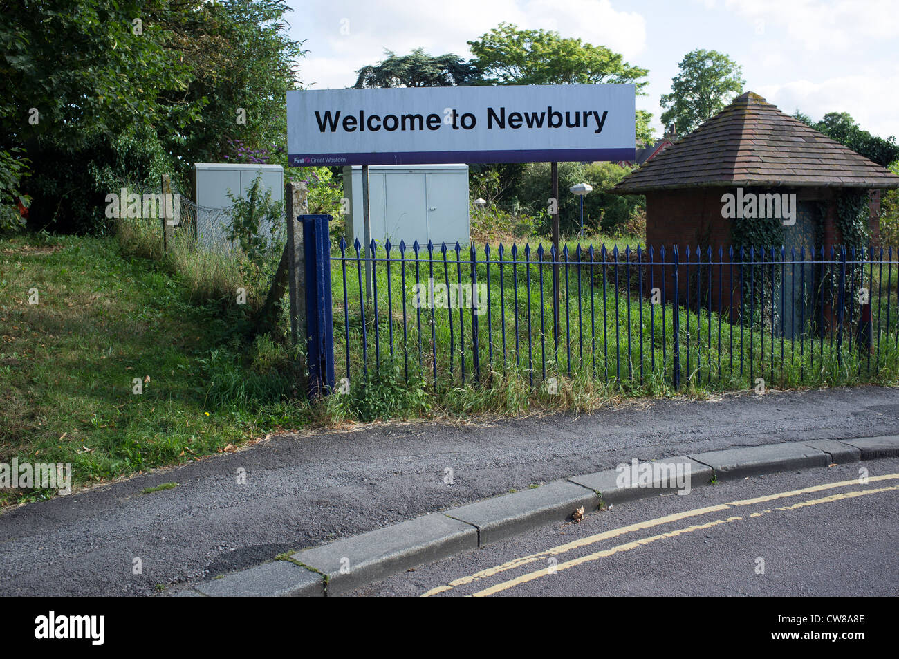 Welcome to Newbury Sign at the Railway Station Stock Photo - Alamy