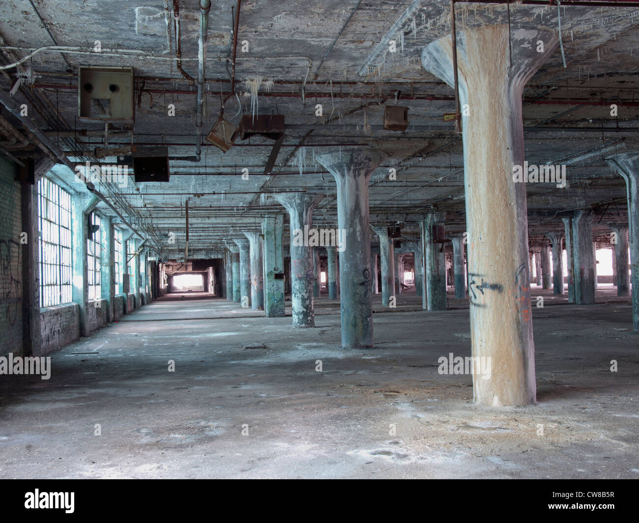 Inside abandoned body plant detroit hi-res stock photography and images ...