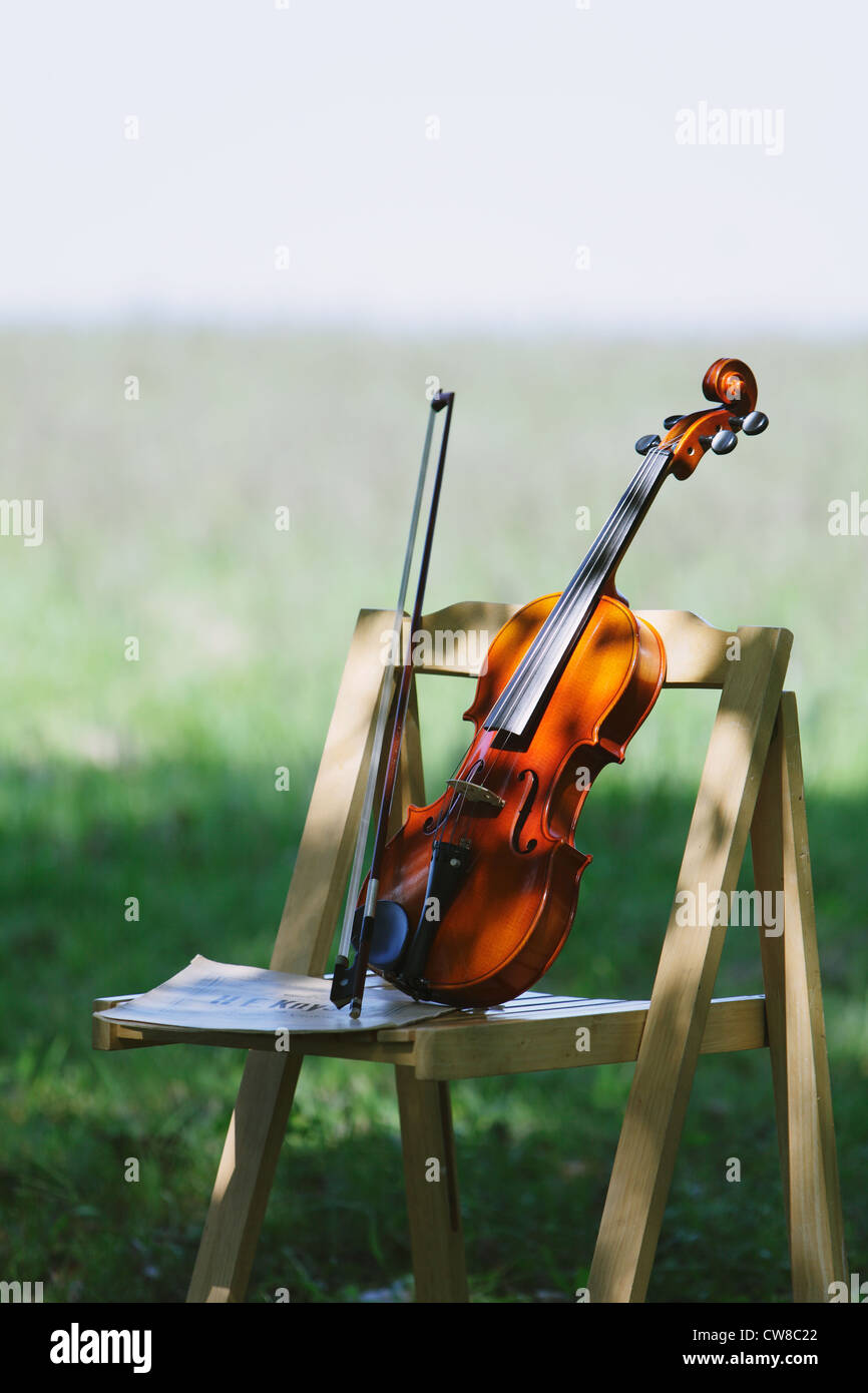 Violin And Wooden Chair Stock Photo - Alamy