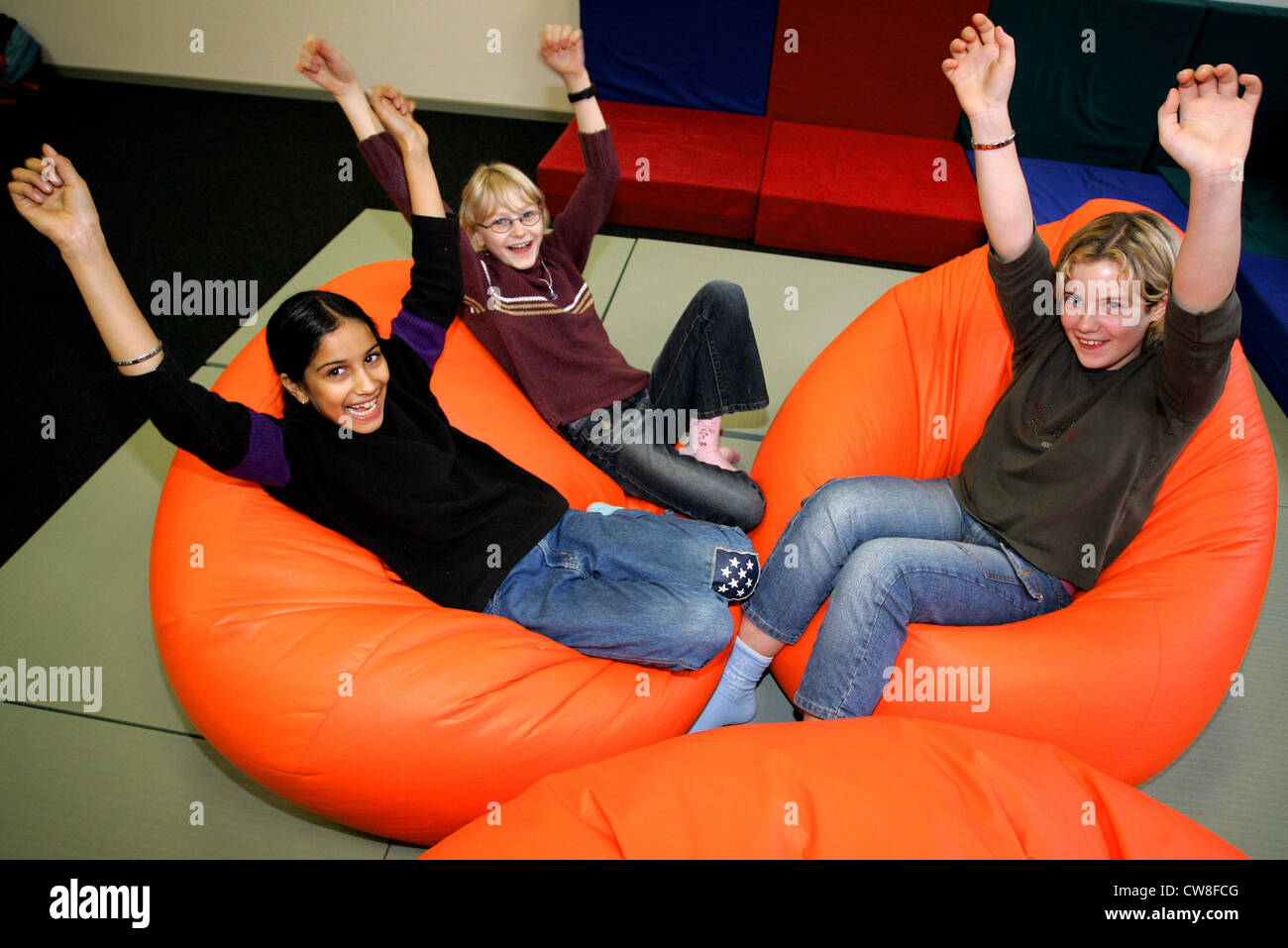 Student Nadine with Mitschuelerinnen in the break room Stock Photo - Alamy