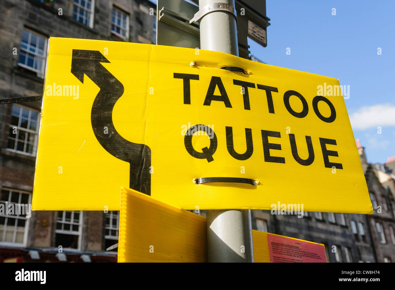 Queue this way sign hi-res stock photography and images - Alamy
