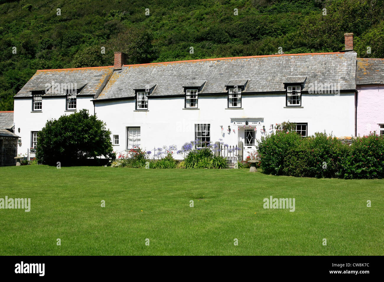 White painted Cottages in Boscastle Cornwall Stock Photo - Alamy