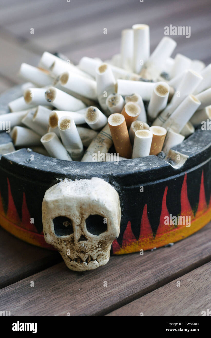 Full ashtrays hi-res stock photography and images - Alamy