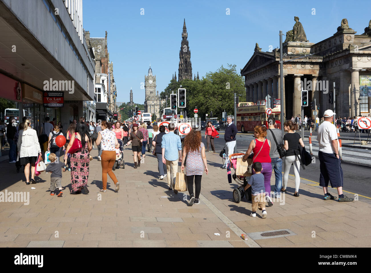 Edinburgh shopping busy hi-res stock photography and images - Alamy