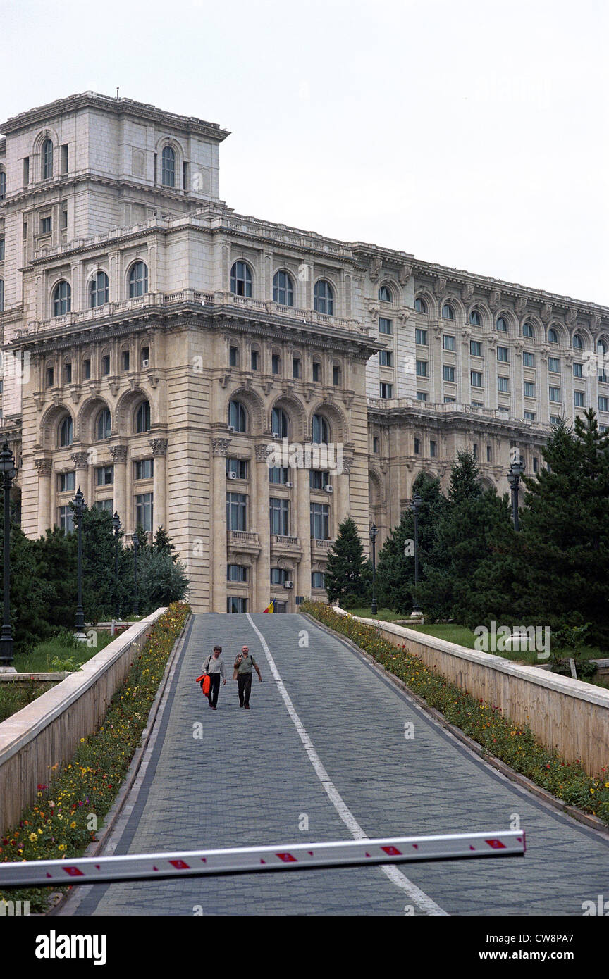 Driveway to the Palace of the Parliament (Palatul Parlamentului) in ...