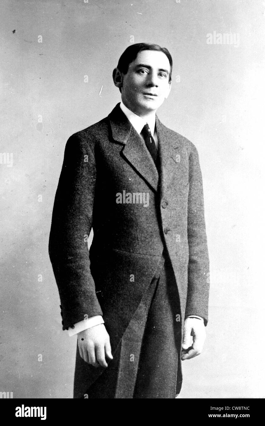 20th france man vargas portraits portraits hi-res stock photography and ...