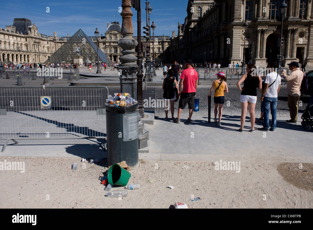 Overflowing litter bins and tourists at the entrance of the Tuillerie ...