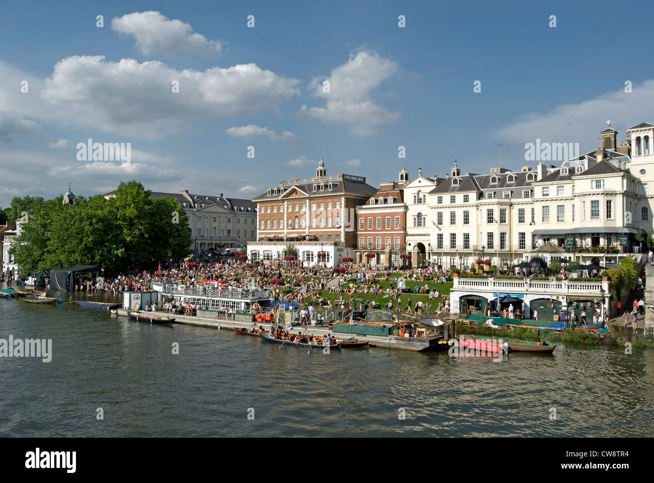 crowded riverside at richmond upon thames, surrey, england Stock Photo ...
