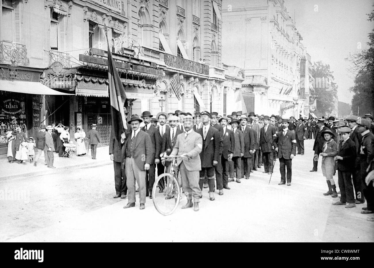 Paris ww1 joining up hi-res stock photography and images - Alamy