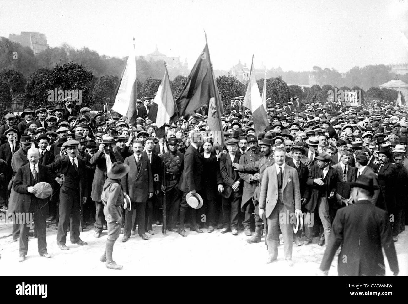 Paris ww1 joining up hi-res stock photography and images - Alamy