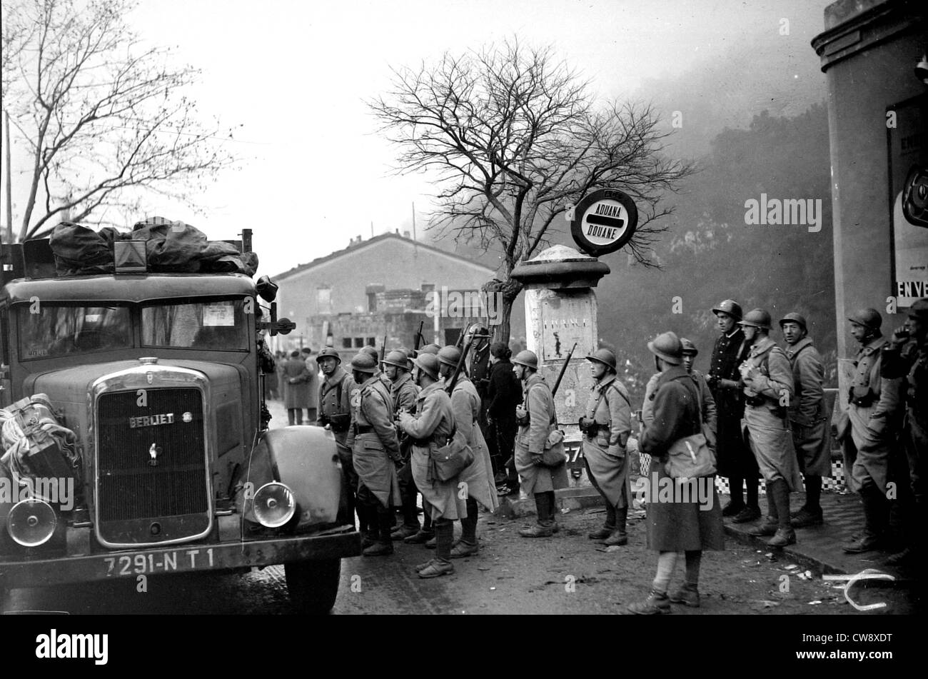 Spanish refugees at the Perthus border Stock Photo - Alamy