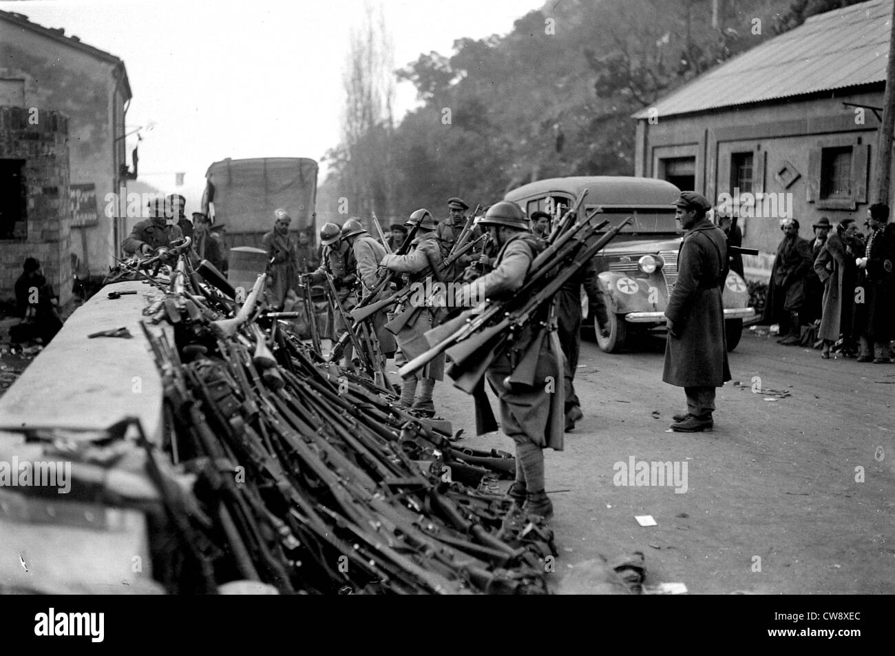 Spanish border, The Spanish militia surrenders Stock Photo - Alamy