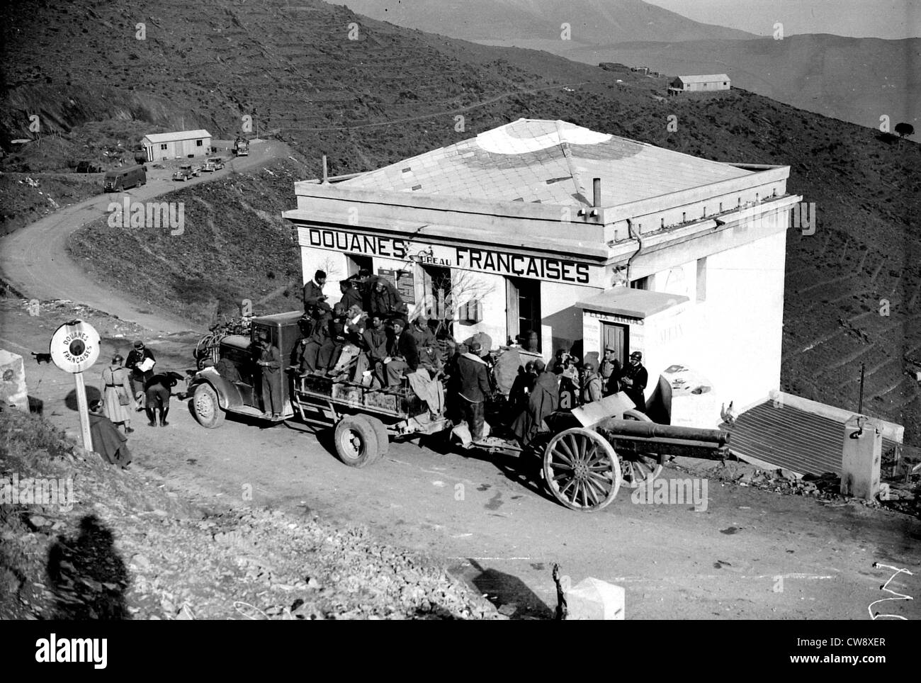 Spanish refugees at Cerbère border tractor pulling artillery piece ...