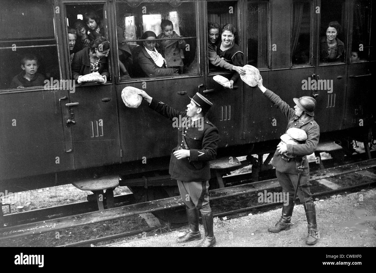 Spanish refugees at the Le Boulou railroad station Stock Photo - Alamy