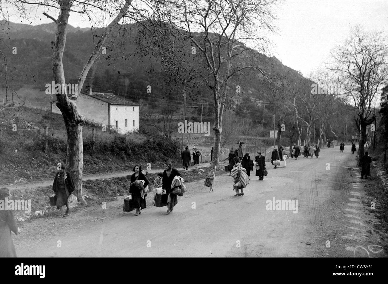 War refugees road hi-res stock photography and images - Alamy