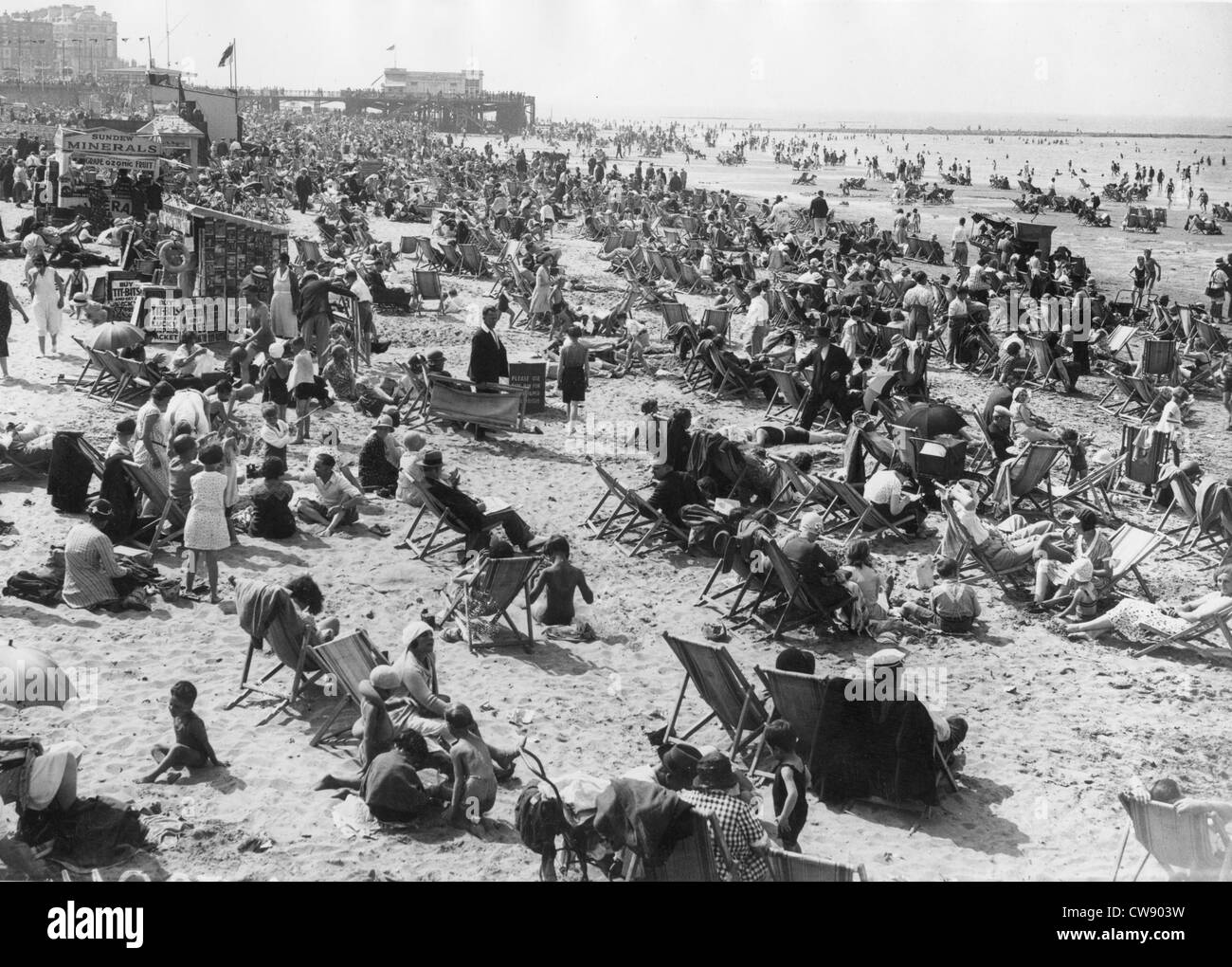 Overcrowded beach at Margate, Kent Stock Photo - Alamy