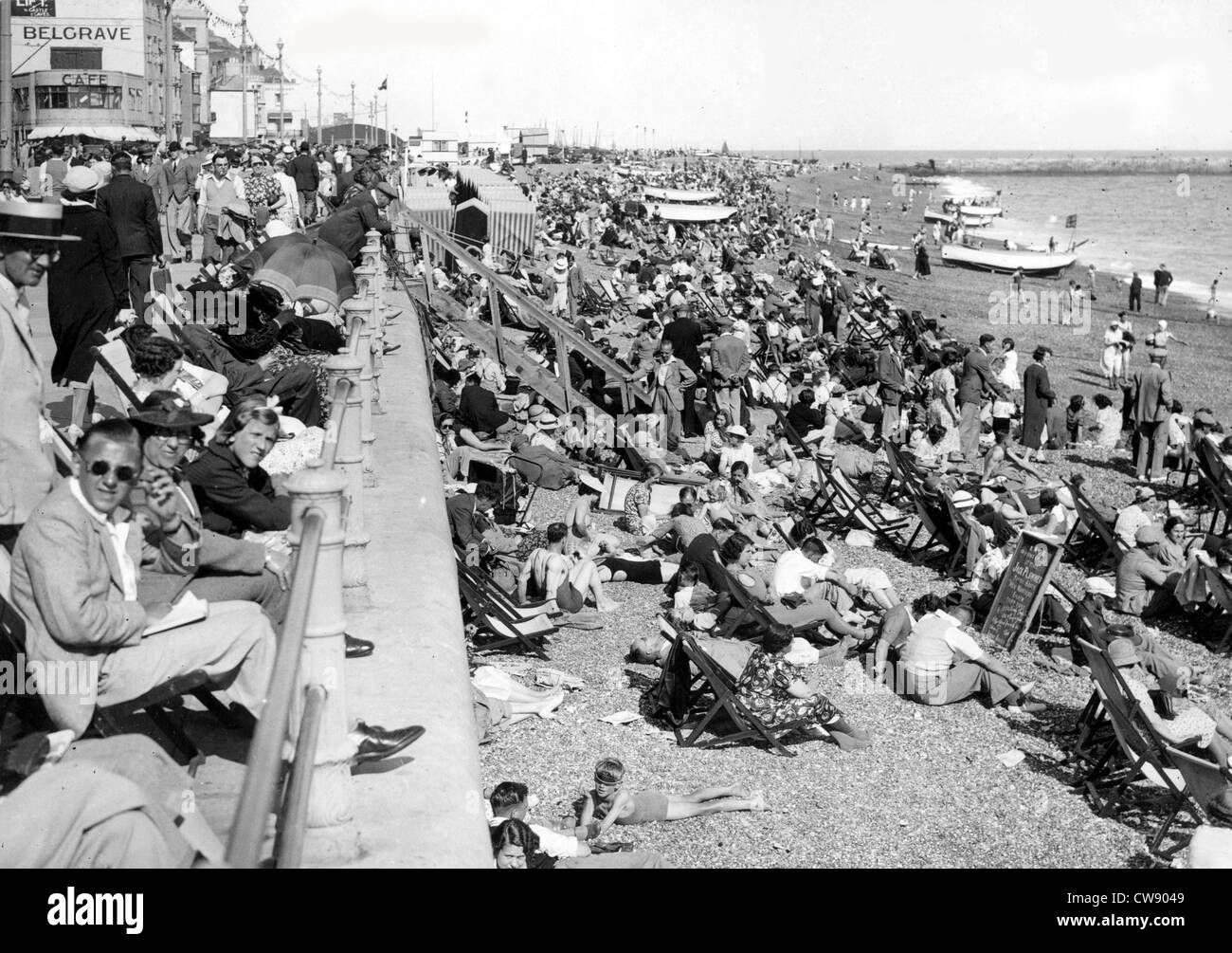 Overcrowded beach at Hastings (England Stock Photo - Alamy