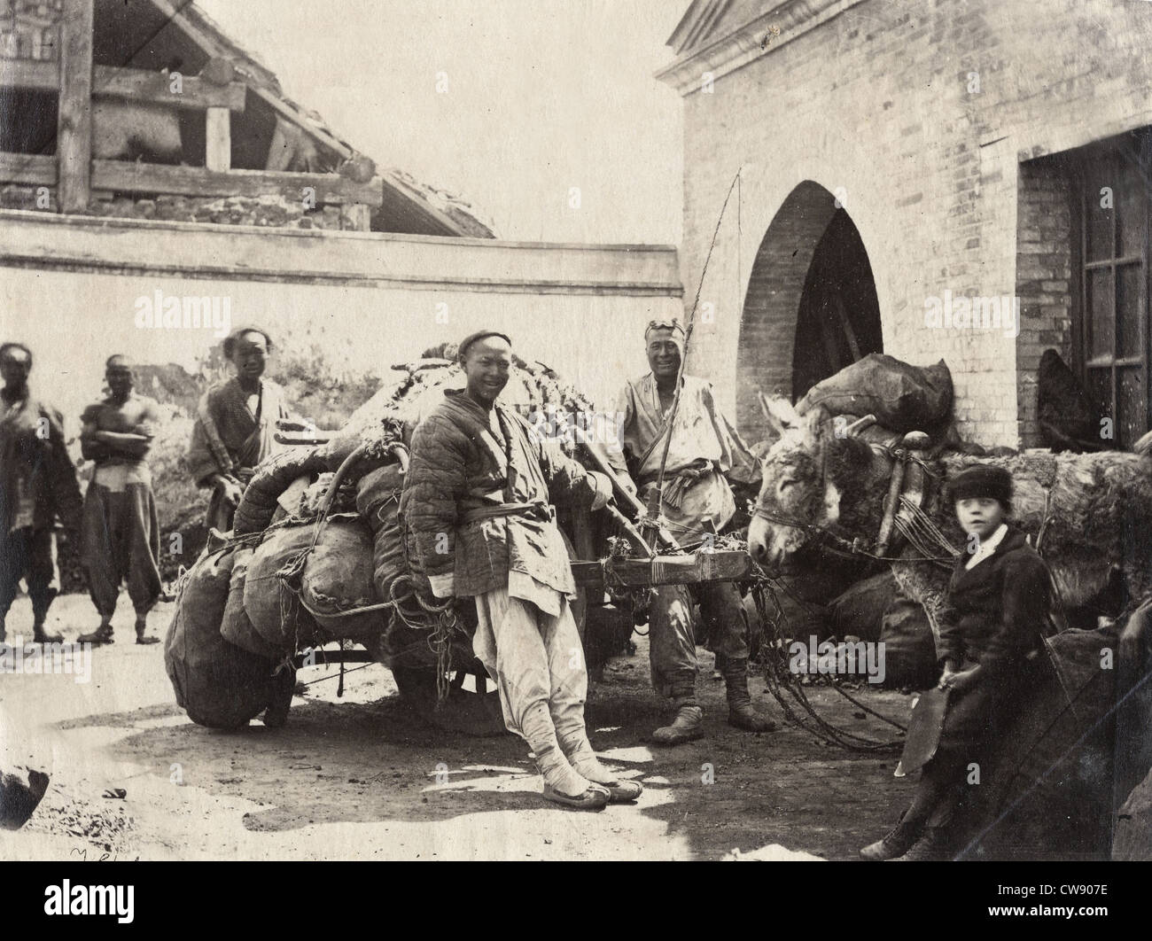 China Peking. Photographer assistant Chinese coolies Stock Photo - Alamy