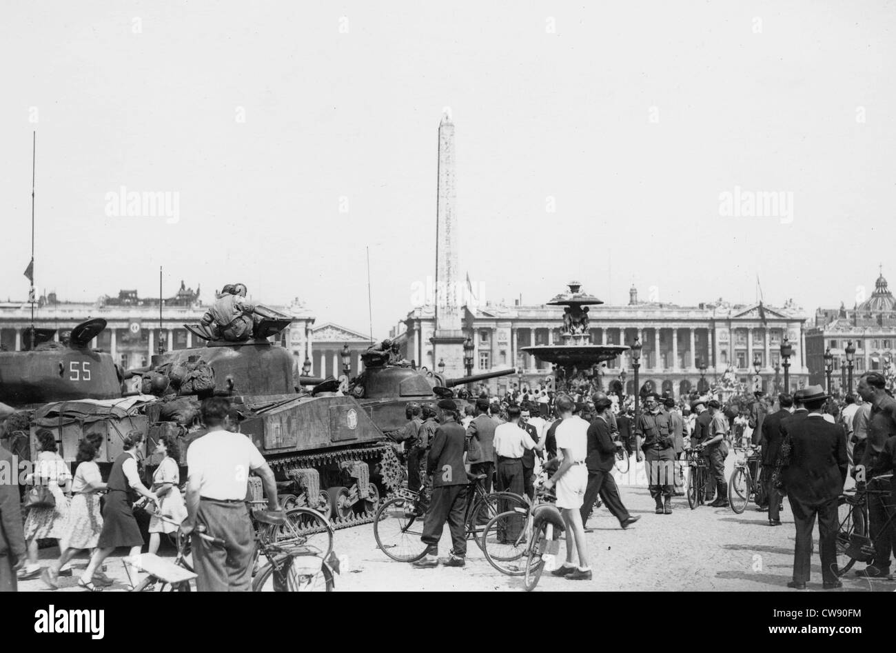 French tanks on Place de la Concorde in Paris during Liberation (August ...