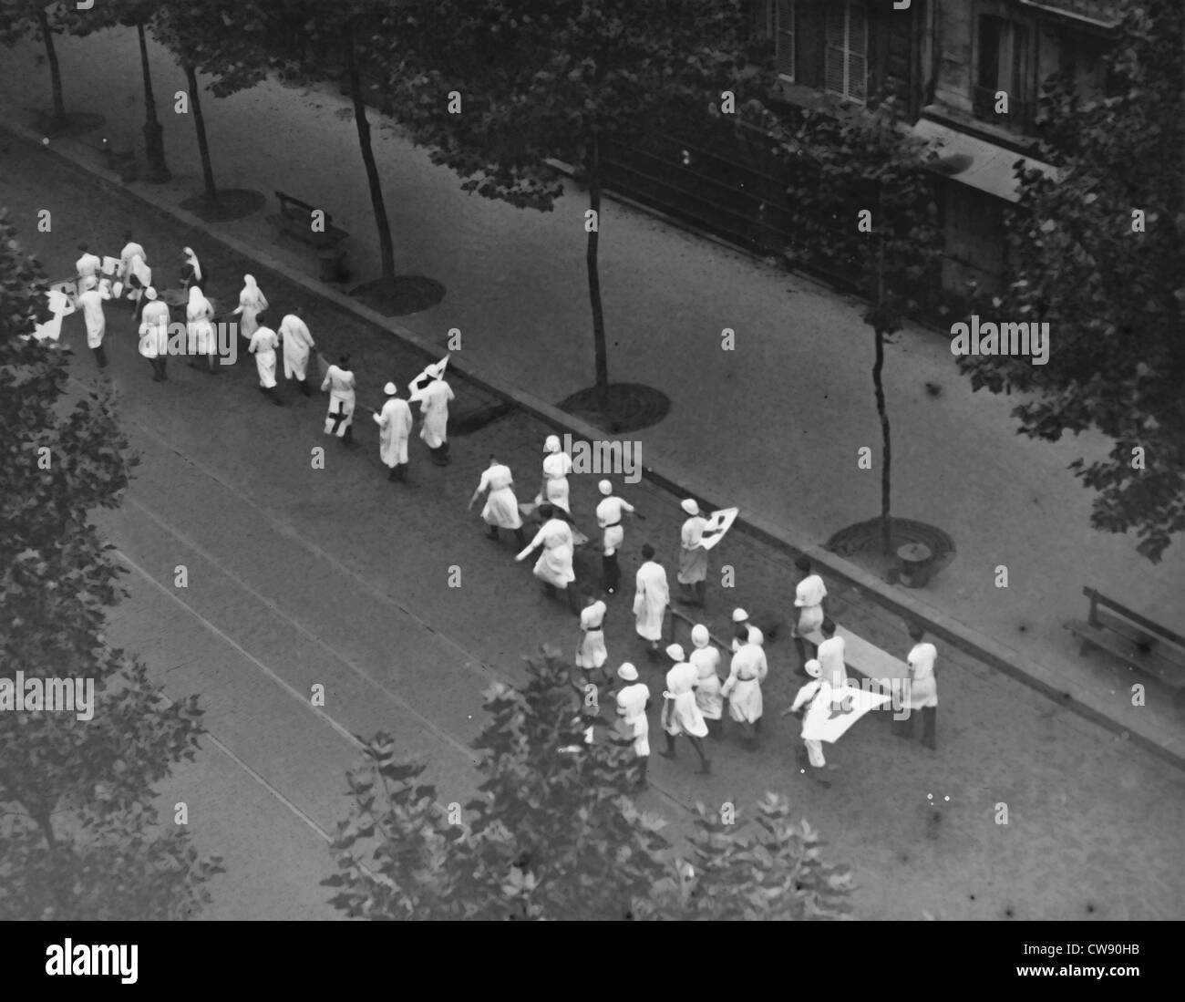 Strecher-bearers from Red Cross heading towards fights during Paris ...