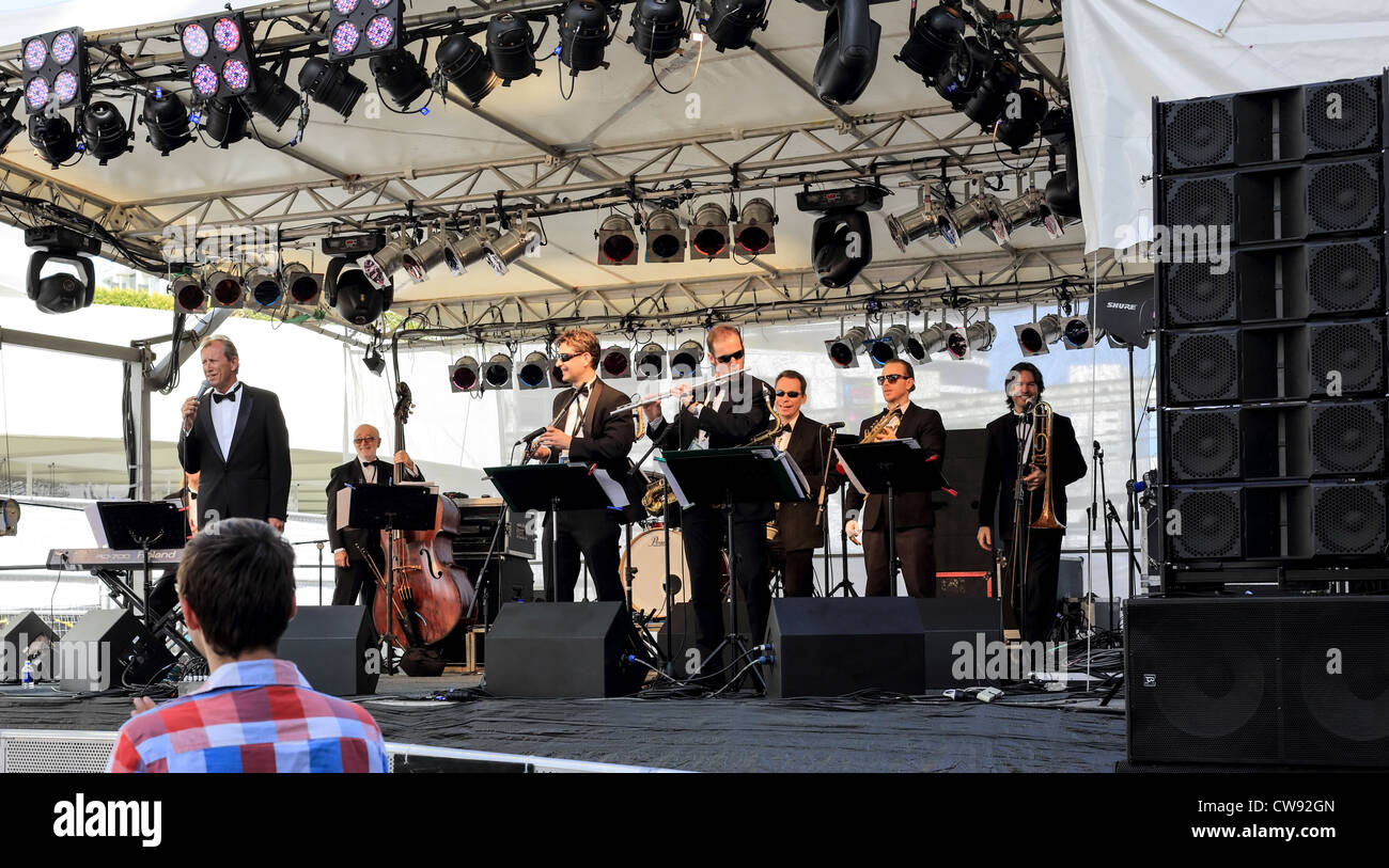 Broadbeach Jazz Festival musicians play to the crowd Stock Photo - Alamy