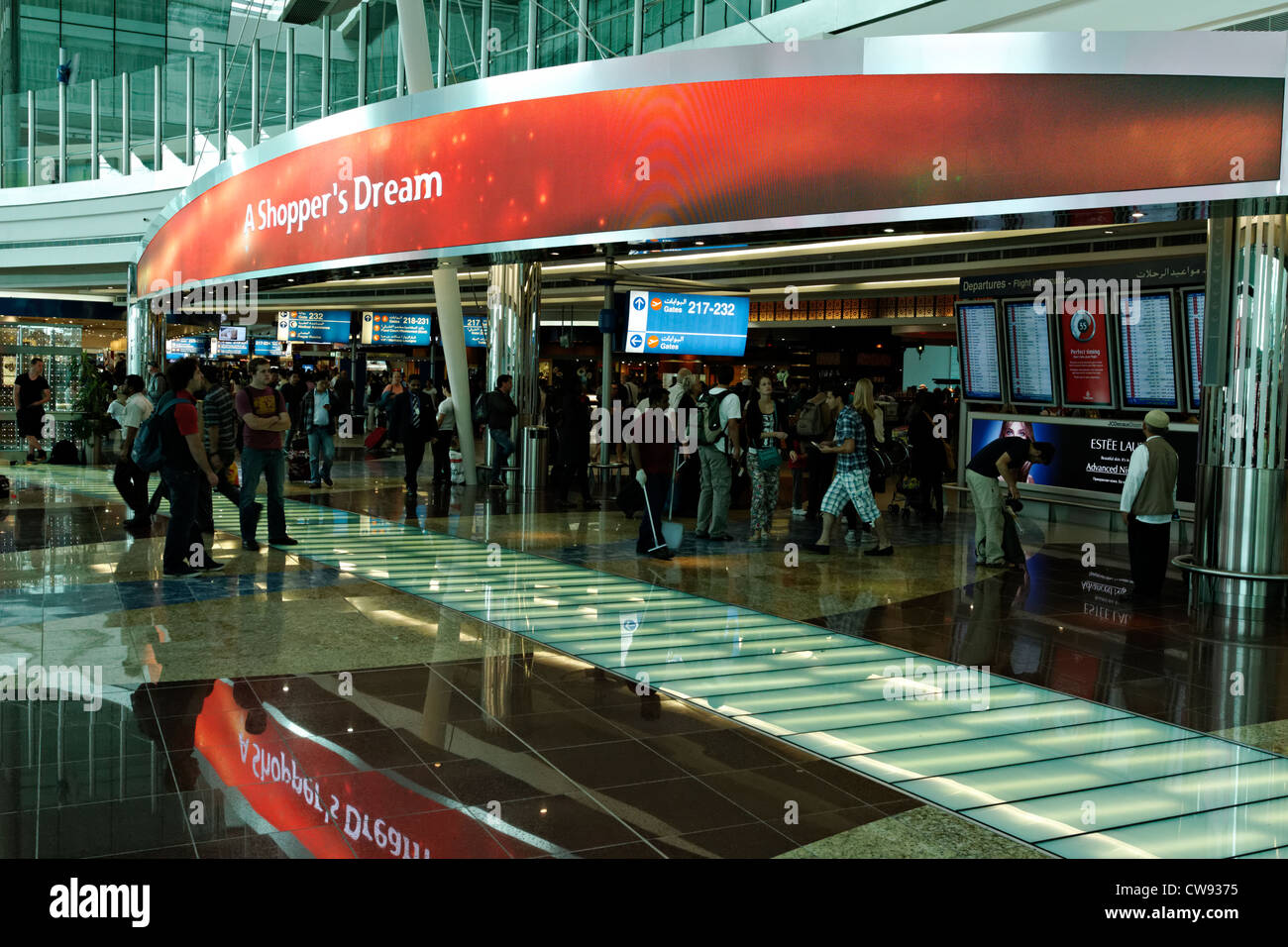 Dubai international airport transit area hi-res stock photography and ...