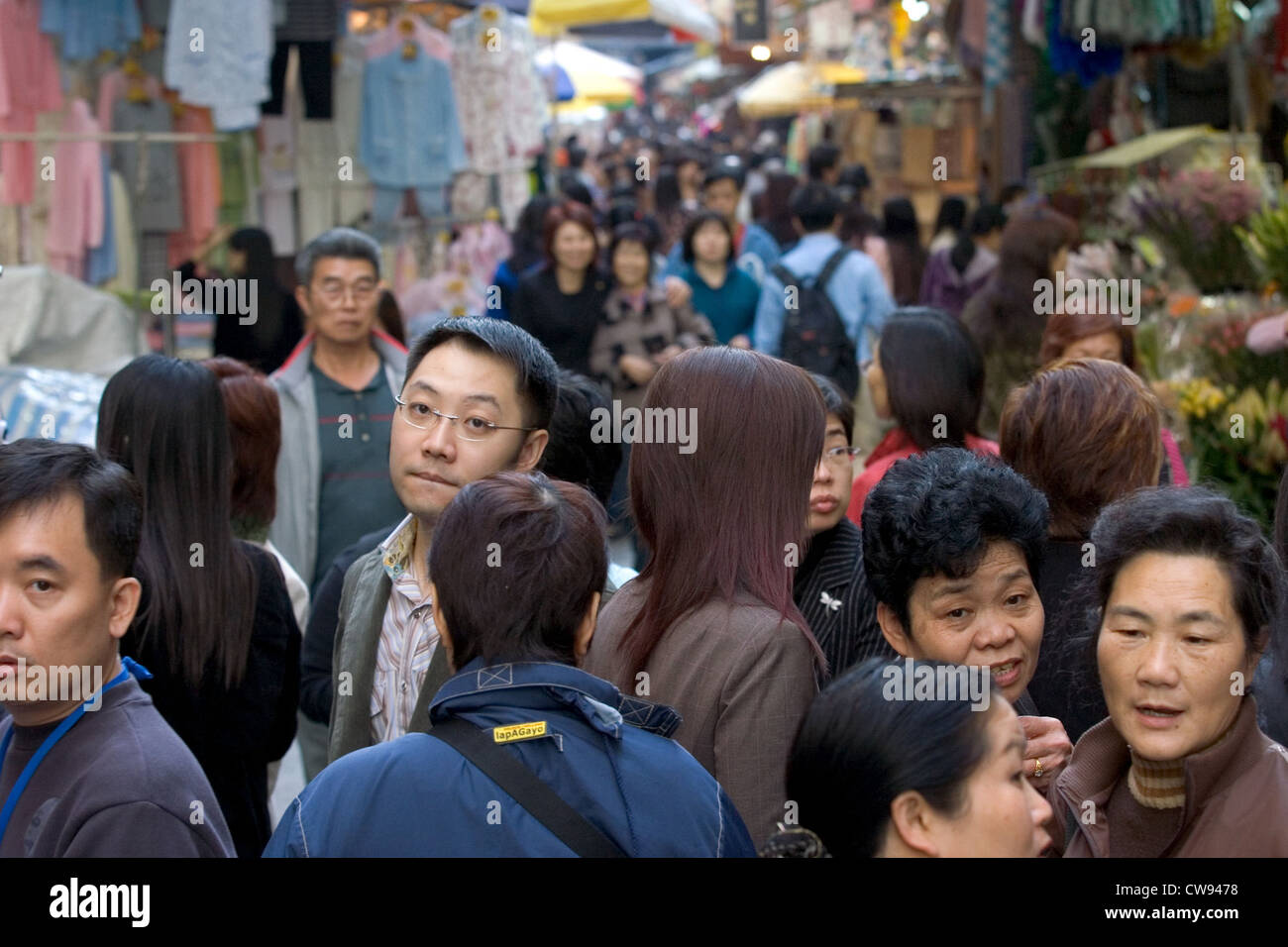 Hong Kong, people in a market Stock Photo - Alamy