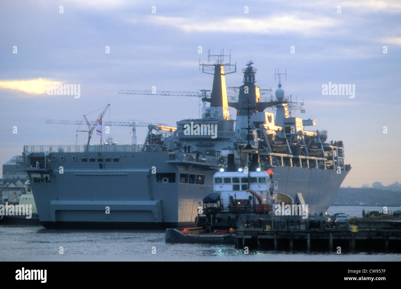 Royal navy assault ship hms bulwark hi-res stock photography and images ...
