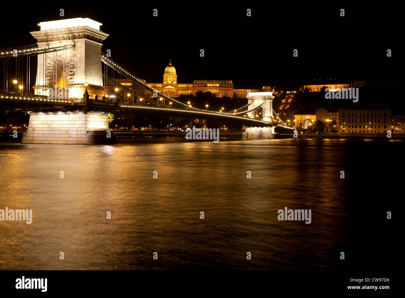 Chain bridge night in budapest hi-res stock photography and images - Alamy
