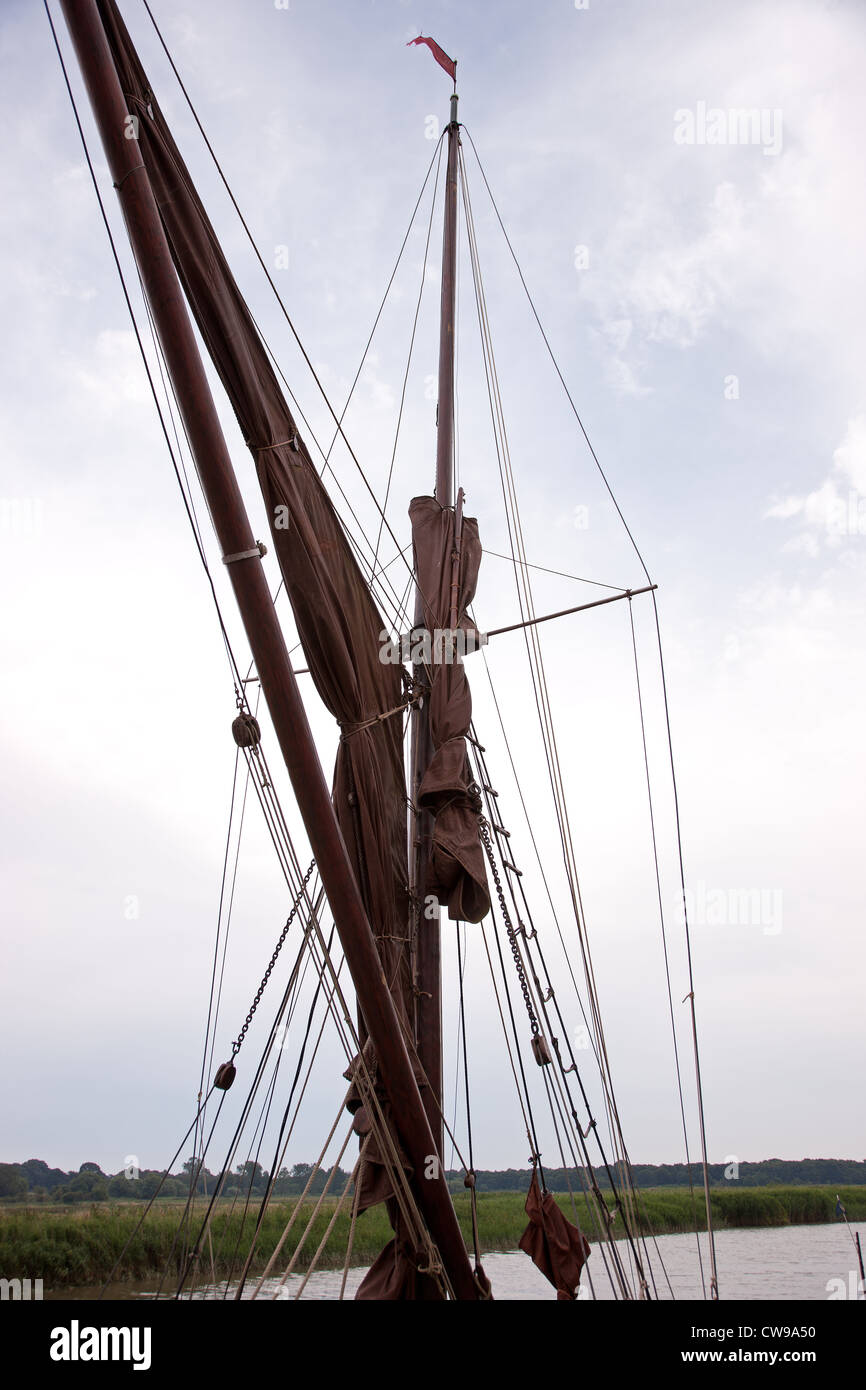 Close up of the rigging and mast of a Thames spritsail barge Stock ...
