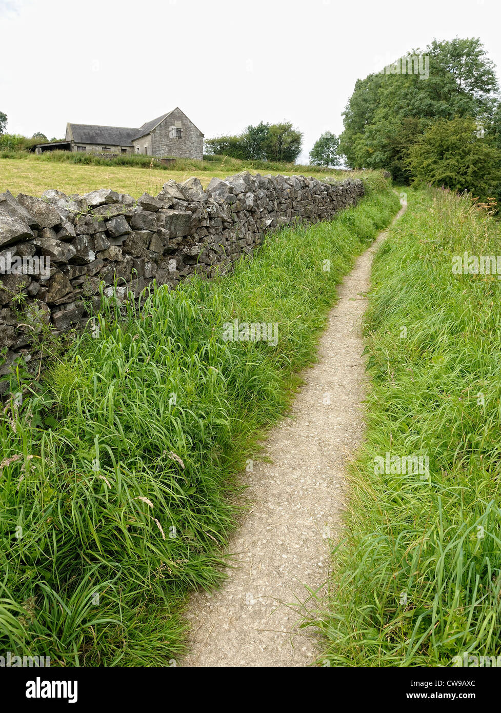 countryside footpath derbyshire england uk Stock Photo - Alamy